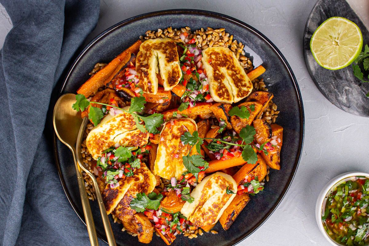 Halloumi, Légumes Rôtis & Sauce Fraîche - Recette - Les Commis
